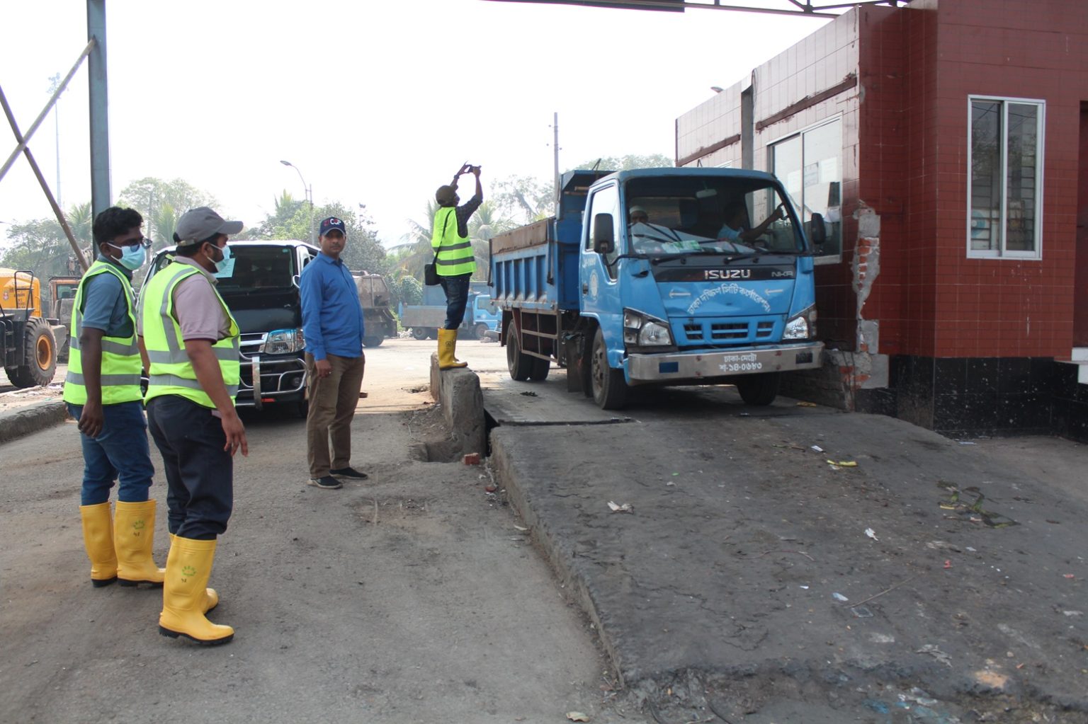 Excursion to Matuail Landfill in Dhaka – SCIP Plastics